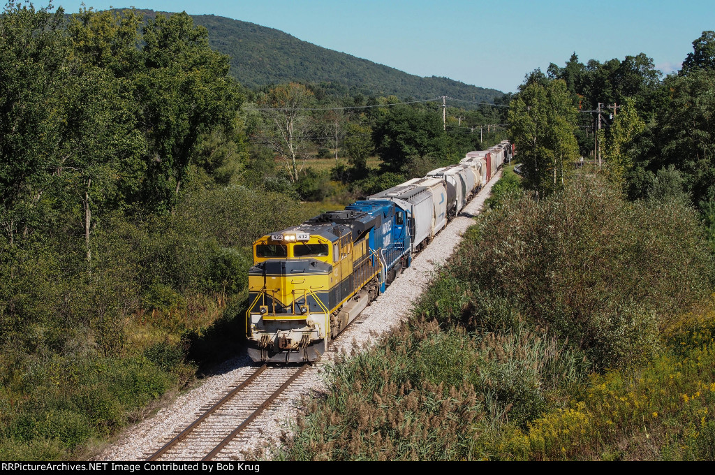 VTR 432 leads the transfer freight southbound under the US Route 7 overpass south of town